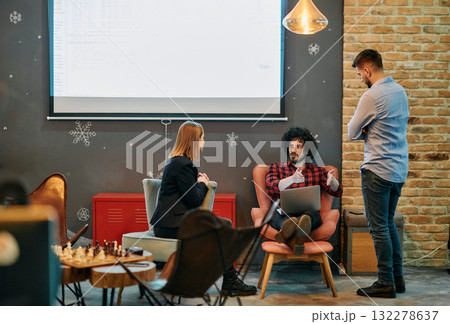 Office Colleagues Enjoying Break Time Together.の写真素材 [132278637] - PIXTA