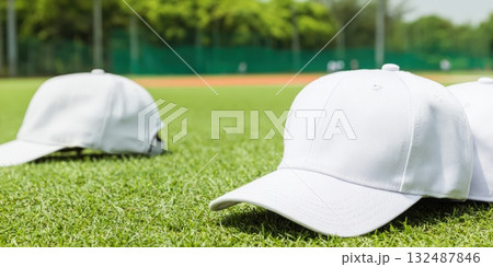 White baseball caps resting on green baseball...のイラスト素材 [132487846] - PIXTA