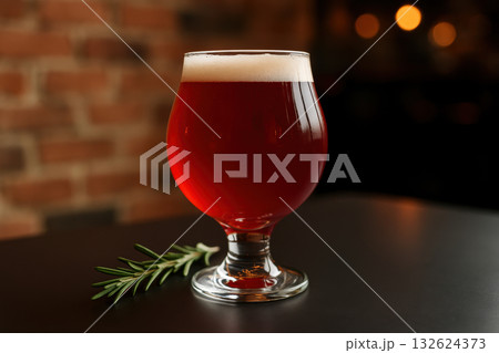 Dark red craft beer in tulip glass with foam,...のイラスト素材 [132624373] - PIXTA