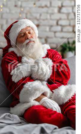 A man in a santa suit sitting on a couch with...のイラスト素材 [132737556] - PIXTA
