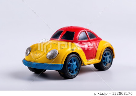 Colorful toy car with scratches on its surface...のイラスト素材 [132868176 ...