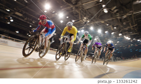 A thrilling track cycling race in a velodrome....のイラスト素材 [133261242 ...