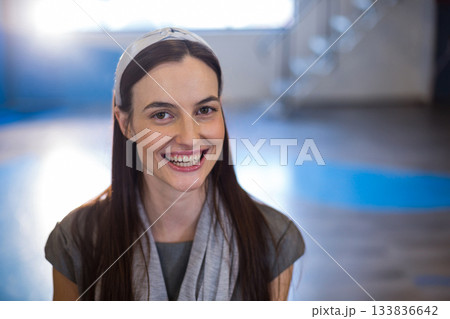 Female adjusting grey headband and draping grey...の写真素材 [133836642] - PIXTA
