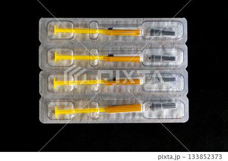 Four plastic syringes with yellow tips are...の写真素材 [133852373] - PIXTA
