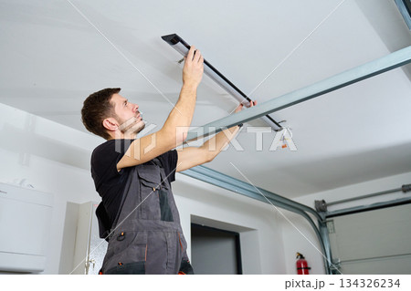 Man installing linear LED light fixture on...の写真素材 [134326234] - PIXTA