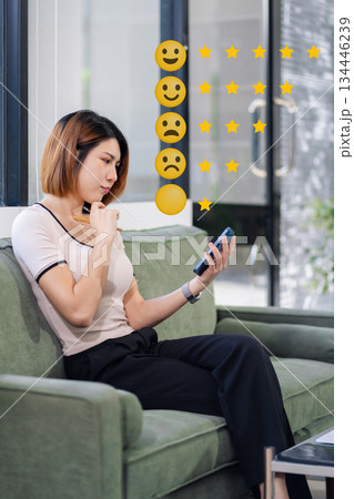Woman recording phone inquiry with checkboxes,...の写真素材 [134446239] - PIXTA