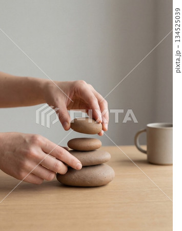 Hands stacking smooth stones for balance and...のイラスト素材 [134525039] - PIXTA